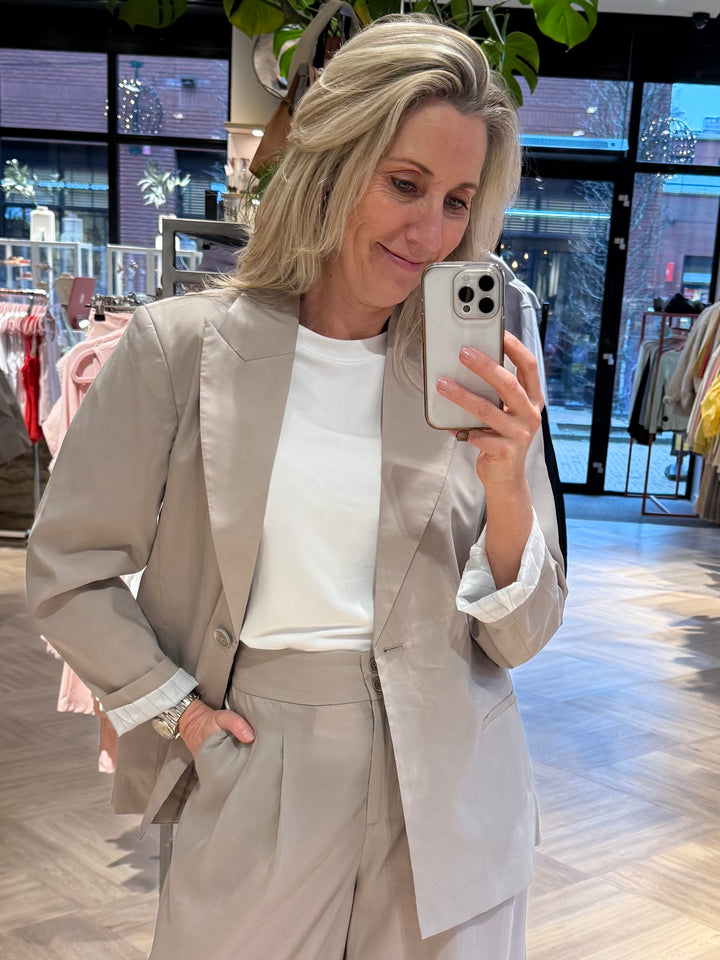 With Black – Tijdloze & Moderne Damesmode | Peet Kleding & Accessoires ...